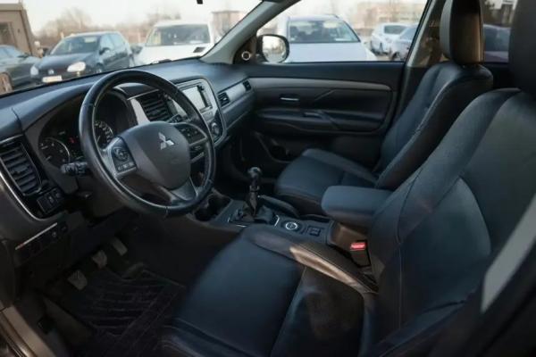 Black Mitsubishi Outlander 2014 in Liepaja, with an engine capacity of 2.30 L and mileage of 110 thousand km for 11850 €, photo 8 on AUTOMOTO.COM.LV