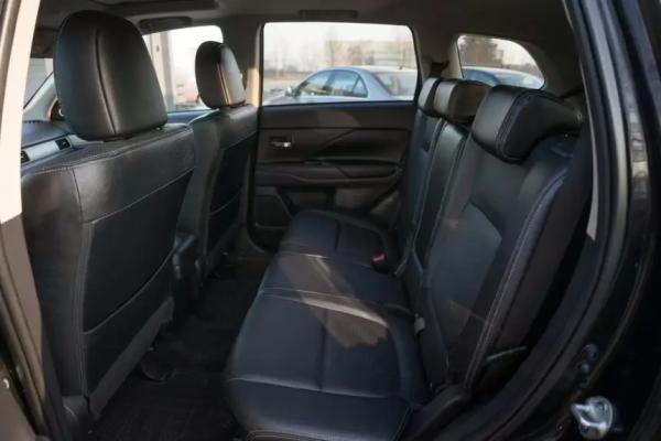 Black Mitsubishi Outlander 2014 in Liepaja, with an engine capacity of 2.30 L and mileage of 110 thousand km for 11850 €, photo 9 on AUTOMOTO.COM.LV