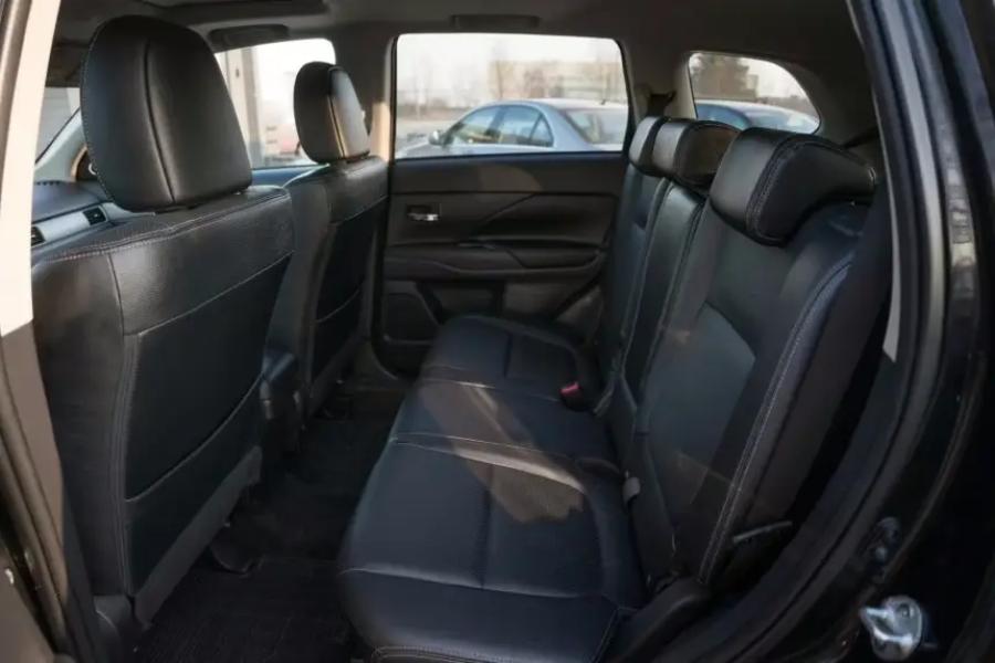 Black Mitsubishi Outlander 2014 in Liepaja, with an engine capacity of 2.30 L and mileage of 110 thousand km for 11850 €, photo 10 on AUTOMOTO.COM.LV