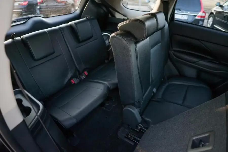 Black Mitsubishi Outlander 2014 in Liepaja, with an engine capacity of 2.30 L and mileage of 110 thousand km for 11850 €, photo 13 on AUTOMOTO.COM.LV