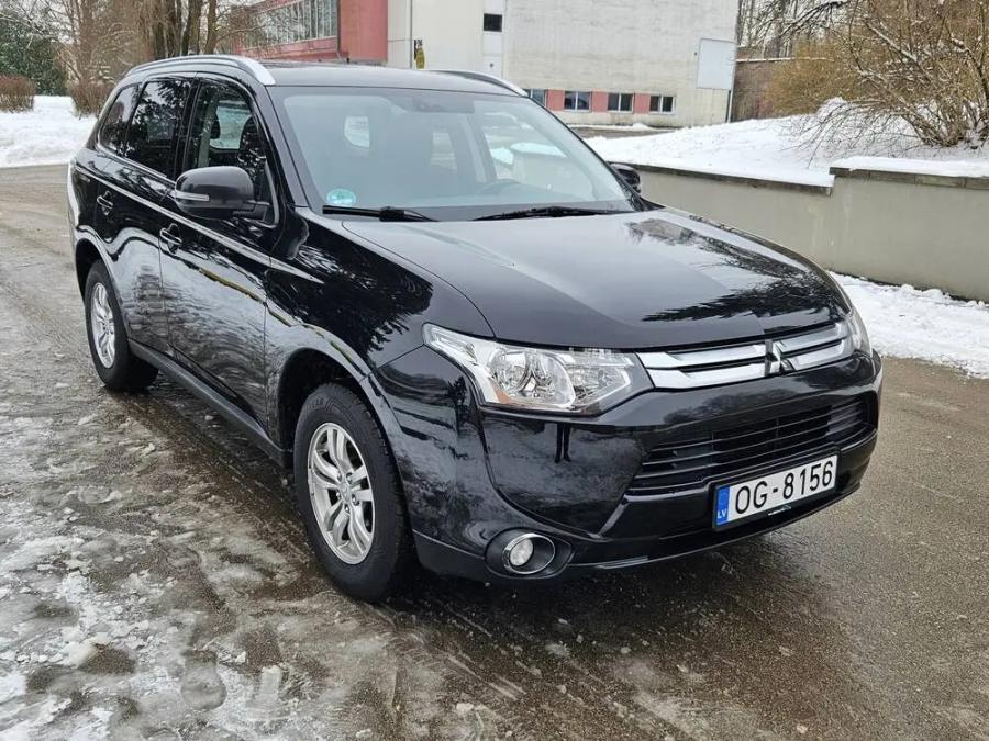 Black Mitsubishi Outlander 2014 in Jekabpils, with an engine capacity of 2.20 L and mileage of 230 thousand km for 8490 €, photo 5 on AUTOMOTO.COM.LV
