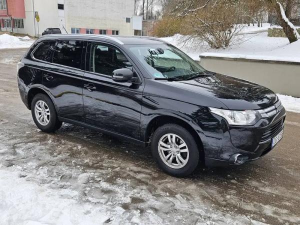 Black Mitsubishi Outlander 2014 in Jekabpils, with an engine capacity of 2.20 L and mileage of 230 thousand km for 8490 €, photo 5 on AUTOMOTO.COM.LV
