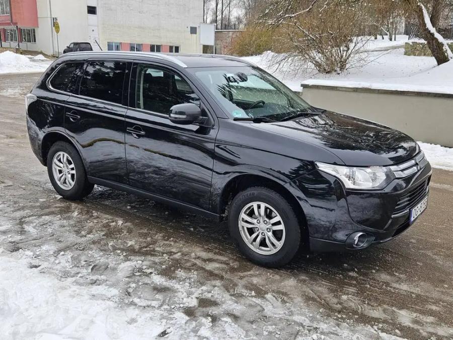 Black Mitsubishi Outlander 2014 in Jekabpils, with an engine capacity of 2.20 L and mileage of 230 thousand km for 8490 €, photo 6 on AUTOMOTO.COM.LV