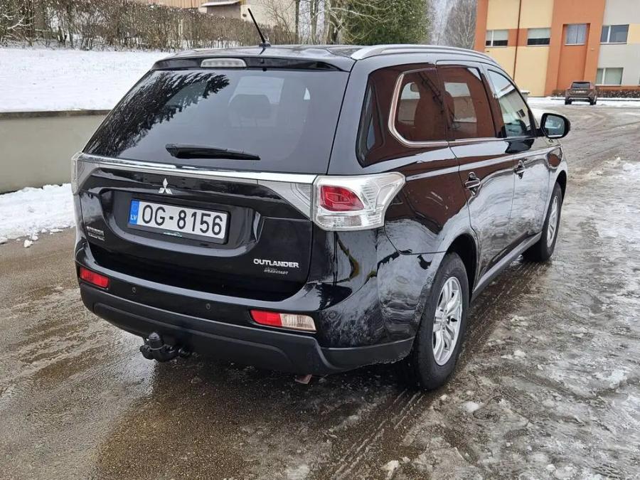 Black Mitsubishi Outlander 2014 in Jekabpils, with an engine capacity of 2.20 L and mileage of 230 thousand km for 8490 €, photo 9 on AUTOMOTO.COM.LV