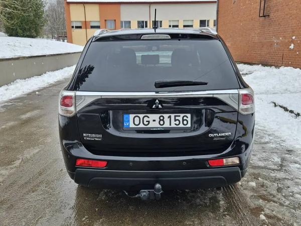 Black Mitsubishi Outlander 2014 in Jekabpils, with an engine capacity of 2.20 L and mileage of 230 thousand km for 8490 €, photo 9 on AUTOMOTO.COM.LV