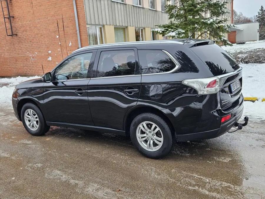 Black Mitsubishi Outlander 2014 in Jekabpils, with an engine capacity of 2.20 L and mileage of 230 thousand km for 8490 €, photo 12 on AUTOMOTO.COM.LV