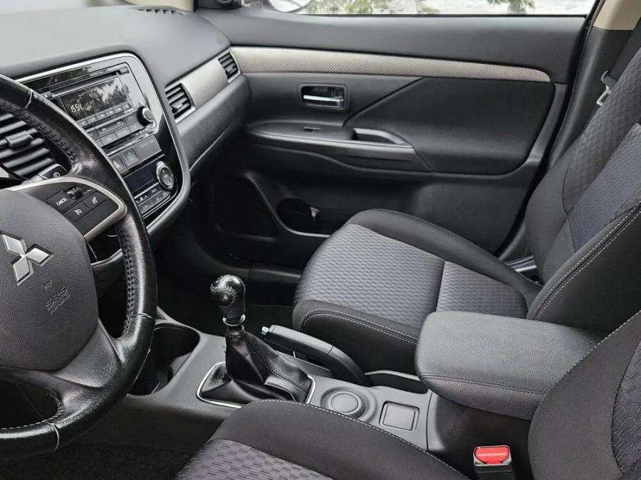 Black Mitsubishi Outlander 2014 in Jekabpils, with an engine capacity of 2.20 L and mileage of 230 thousand km for 8490 €, photo 16 on AUTOMOTO.COM.LV
