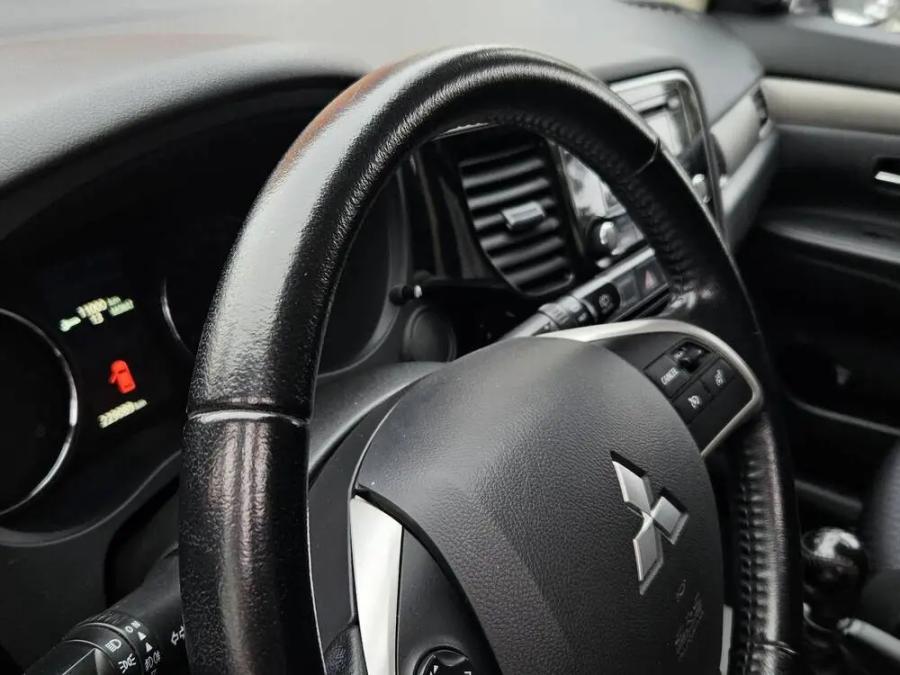 Black Mitsubishi Outlander 2014 in Jekabpils, with an engine capacity of 2.20 L and mileage of 230 thousand km for 8490 €, photo 17 on AUTOMOTO.COM.LV