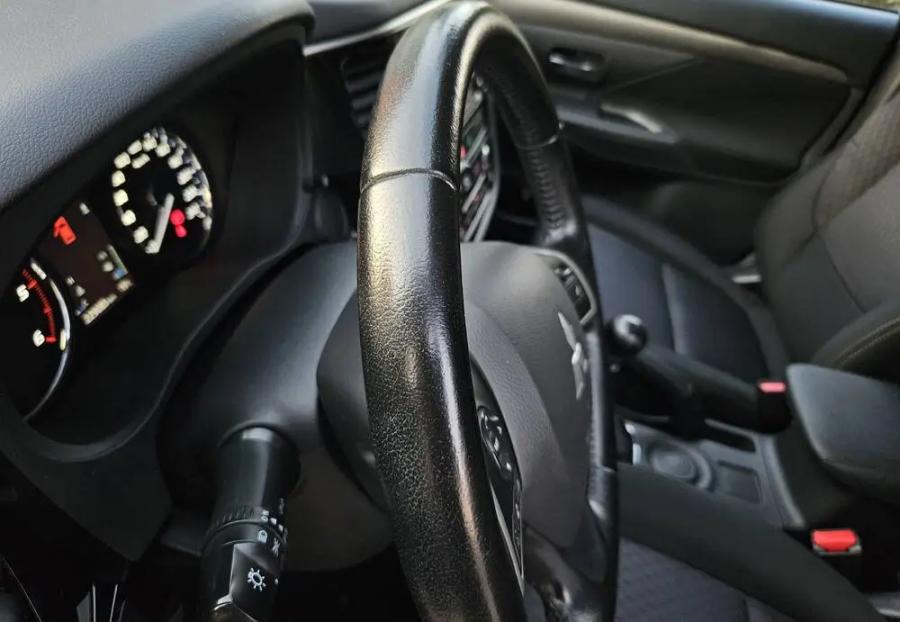 Black Mitsubishi Outlander 2014 in Jekabpils, with an engine capacity of 2.20 L and mileage of 230 thousand km for 8490 €, photo 18 on AUTOMOTO.COM.LV