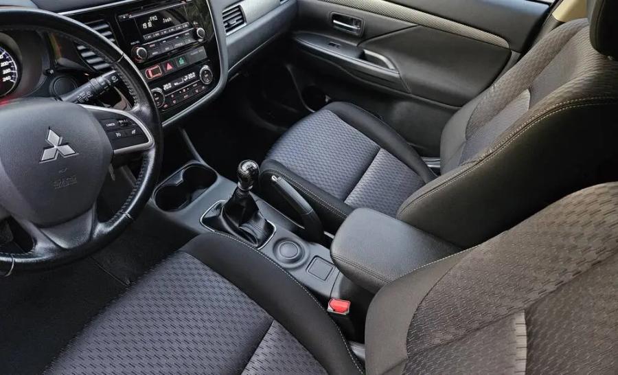 Black Mitsubishi Outlander 2014 in Jekabpils, with an engine capacity of 2.20 L and mileage of 230 thousand km for 8490 €, photo 20 on AUTOMOTO.COM.LV