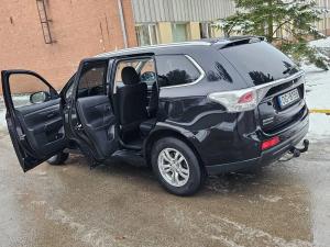 Black Mitsubishi Outlander 2014 in Jekabpils, with an engine capacity of 2.20 L and mileage of 230 thousand km for 8490 €, photo 24 on AUTOMOTO.COM.LV