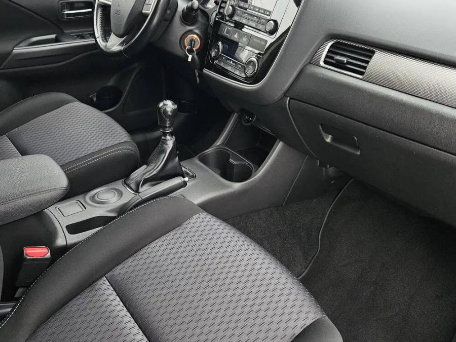 Black Mitsubishi Outlander 2014 in Jekabpils, with an engine capacity of 2.20 L and mileage of 230 thousand km for 8490 €, photo 31 on AUTOMOTO.COM.LV
