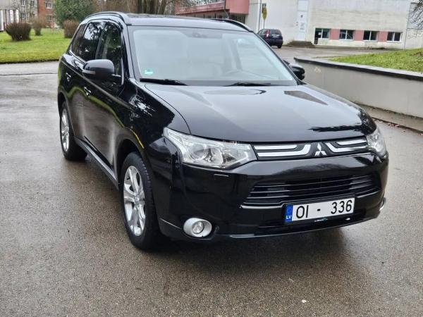 Black Mitsubishi Outlander 2014 in Jekabpils, with an engine capacity of 2.20 L and mileage of 197 thousand km for 9290 €, photo 3 on AUTOMOTO.COM.LV