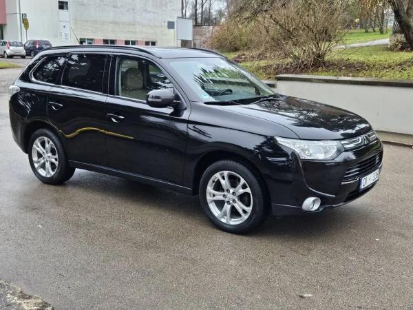 Black Mitsubishi Outlander 2014 in Jekabpils, with an engine capacity of 2.20 L and mileage of 197 thousand km for 9290 €, photo 4 on AUTOMOTO.COM.LV