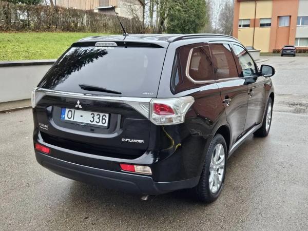 Black Mitsubishi Outlander 2014 in Jekabpils, with an engine capacity of 2.20 L and mileage of 197 thousand km for 9290 €, photo 6 on AUTOMOTO.COM.LV