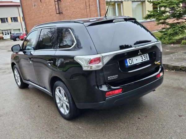 Black Mitsubishi Outlander 2014 in Jekabpils, with an engine capacity of 2.20 L and mileage of 197 thousand km for 9290 €, photo 8 on AUTOMOTO.COM.LV