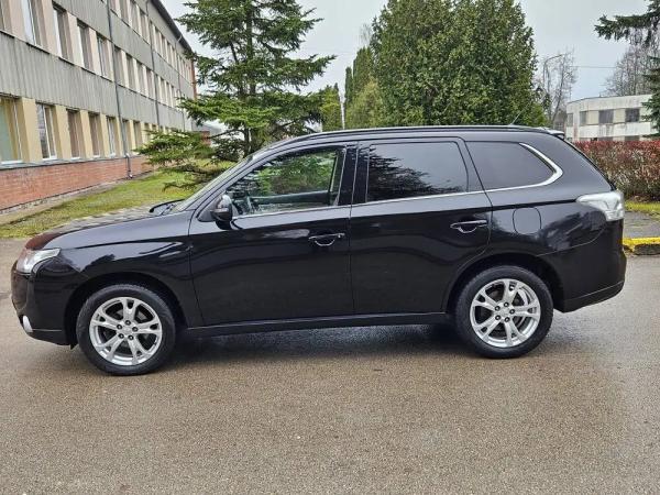 Black Mitsubishi Outlander 2014 in Jekabpils, with an engine capacity of 2.20 L and mileage of 197 thousand km for 9290 €, photo 10 on AUTOMOTO.COM.LV