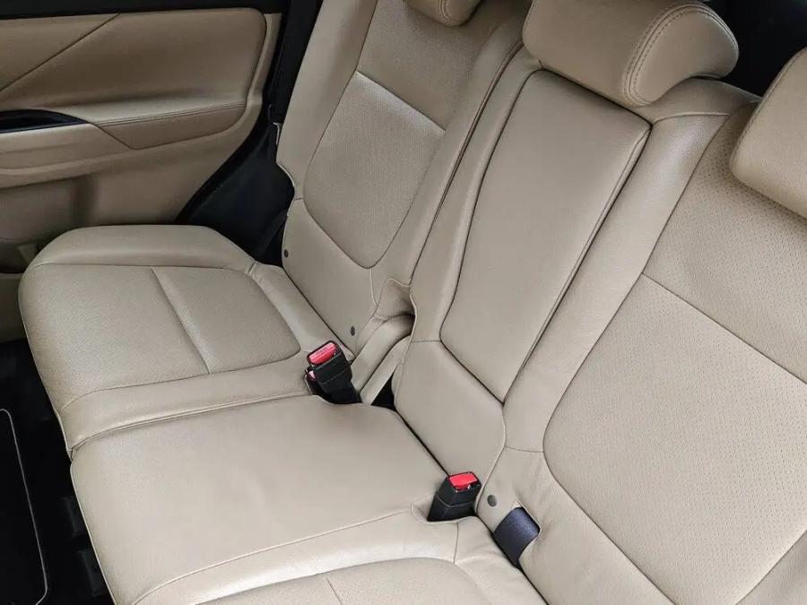 Melns Mitsubishi Outlander 2014 Jēkabpils, ar dzinēja tilpumu 2.20 L un nobraukumu 197 tūkst. km par 9290 €, foto 17 vietnē AUTOMOTO.COM.LV