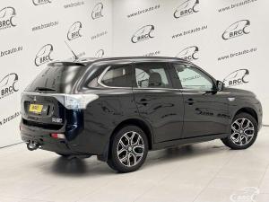 Black Mitsubishi Outlander 2014 in Vilnius, with an engine capacity of 2.00 L and mileage of 205 thousand km for 8800 €, photo 4 on AUTOMOTO.COM.LV