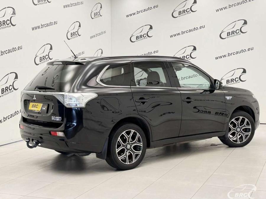 Black Mitsubishi Outlander 2014 in Vilnius, with an engine capacity of 2.00 L and mileage of 205 thousand km for 8800 €, photo 4 on AUTOMOTO.COM.LV