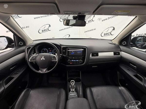 Black Mitsubishi Outlander 2014 in Vilnius, with an engine capacity of 2.00 L and mileage of 205 thousand km for 8800 €, photo 4 on AUTOMOTO.COM.LV