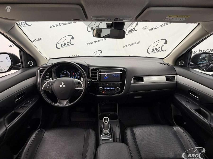 Black Mitsubishi Outlander 2014 in Vilnius, with an engine capacity of 2.00 L and mileage of 205 thousand km for 8800 €, photo 5 on AUTOMOTO.COM.LV