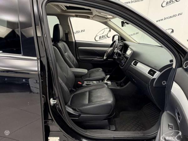 Black Mitsubishi Outlander 2014 in Vilnius, with an engine capacity of 2.00 L and mileage of 205 thousand km for 8800 €, photo 5 on AUTOMOTO.COM.LV