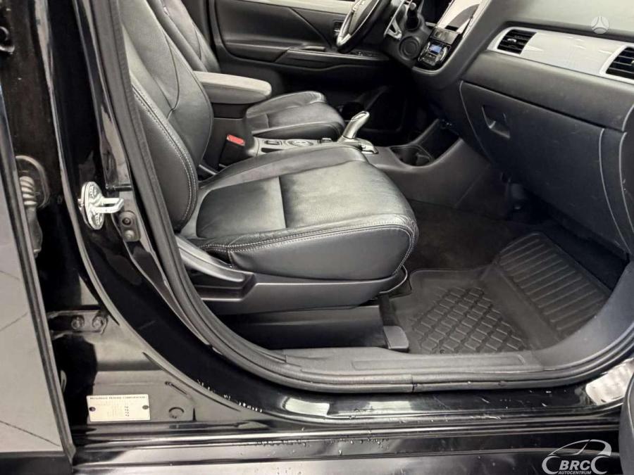 Black Mitsubishi Outlander 2014 in Vilnius, with an engine capacity of 2.00 L and mileage of 205 thousand km for 8800 €, photo 8 on AUTOMOTO.COM.LV