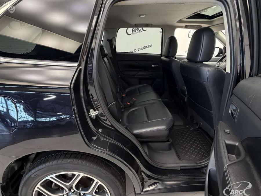 Black Mitsubishi Outlander 2014 in Vilnius, with an engine capacity of 2.00 L and mileage of 205 thousand km for 8800 €, photo 11 on AUTOMOTO.COM.LV