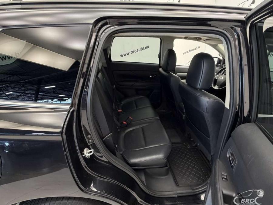 Black Mitsubishi Outlander 2014 in Vilnius, with an engine capacity of 2.00 L and mileage of 205 thousand km for 8800 €, photo 12 on AUTOMOTO.COM.LV