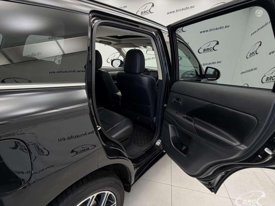 Black Mitsubishi Outlander 2014 in Vilnius, with an engine capacity of 2.00 L and mileage of 205 thousand km for 8800 €, photo 14 on AUTOMOTO.COM.LV