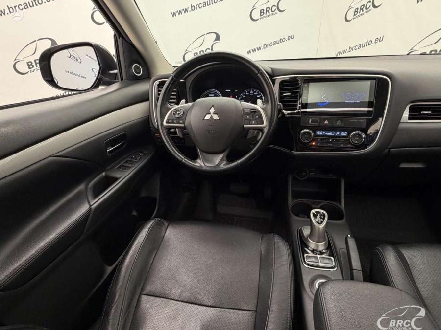 Black Mitsubishi Outlander 2014 in Vilnius, with an engine capacity of 2.00 L and mileage of 205 thousand km for 8800 €, photo 15 on AUTOMOTO.COM.LV