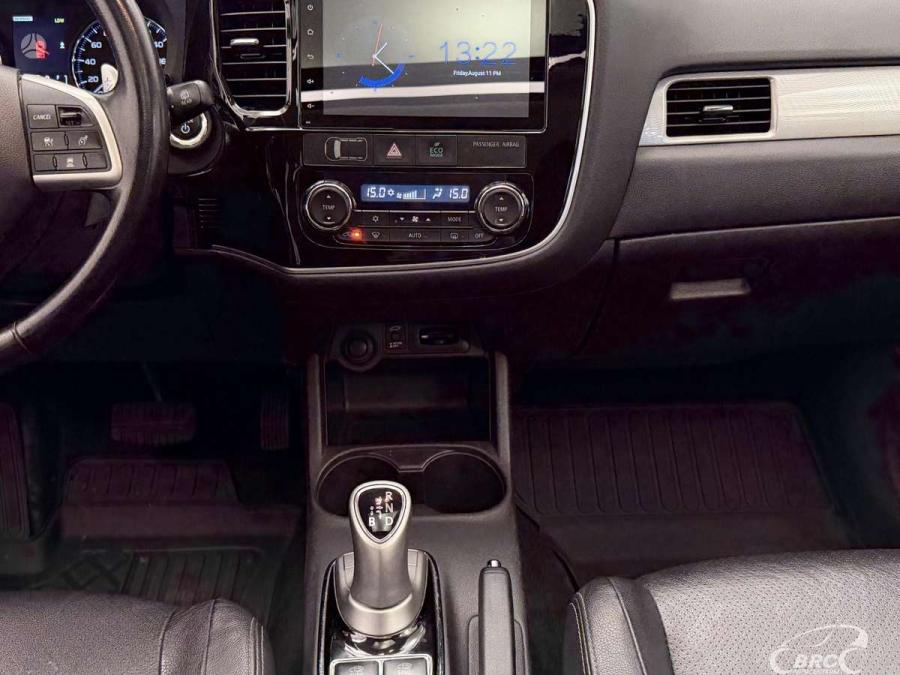 Black Mitsubishi Outlander 2014 in Vilnius, with an engine capacity of 2.00 L and mileage of 205 thousand km for 8800 €, photo 16 on AUTOMOTO.COM.LV