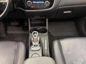 Black Mitsubishi Outlander 2014 in Vilnius, with an engine capacity of 2.00 L and mileage of 205 thousand km for 8800 €, photo 18 on AUTOMOTO.COM.LV