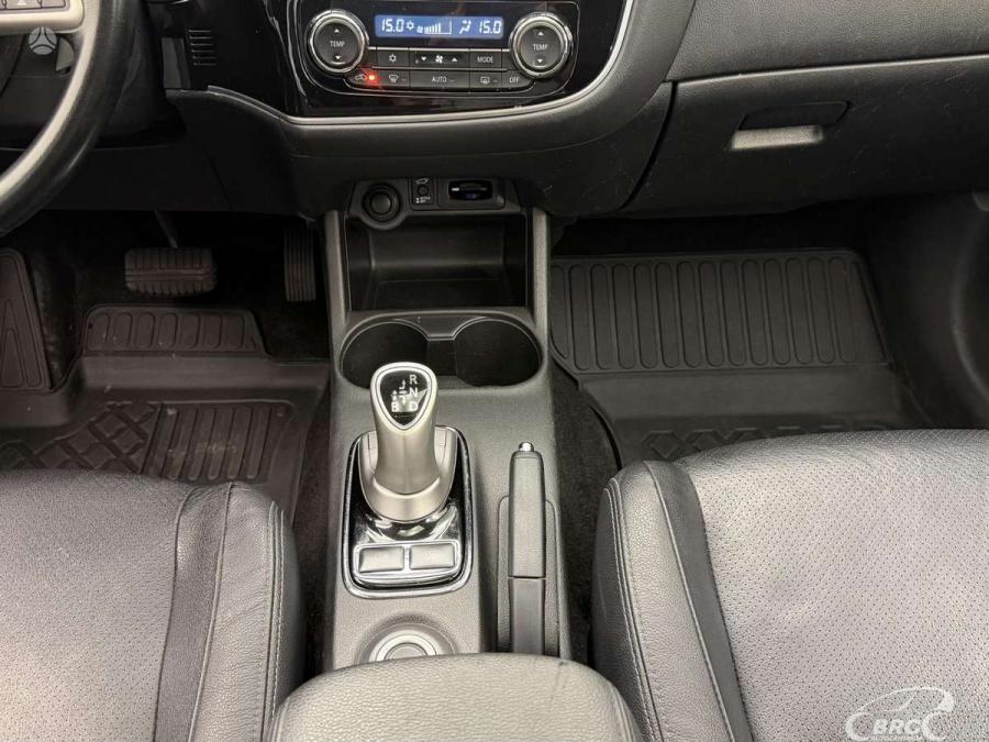 Black Mitsubishi Outlander 2014 in Vilnius, with an engine capacity of 2.00 L and mileage of 205 thousand km for 8800 €, photo 18 on AUTOMOTO.COM.LV
