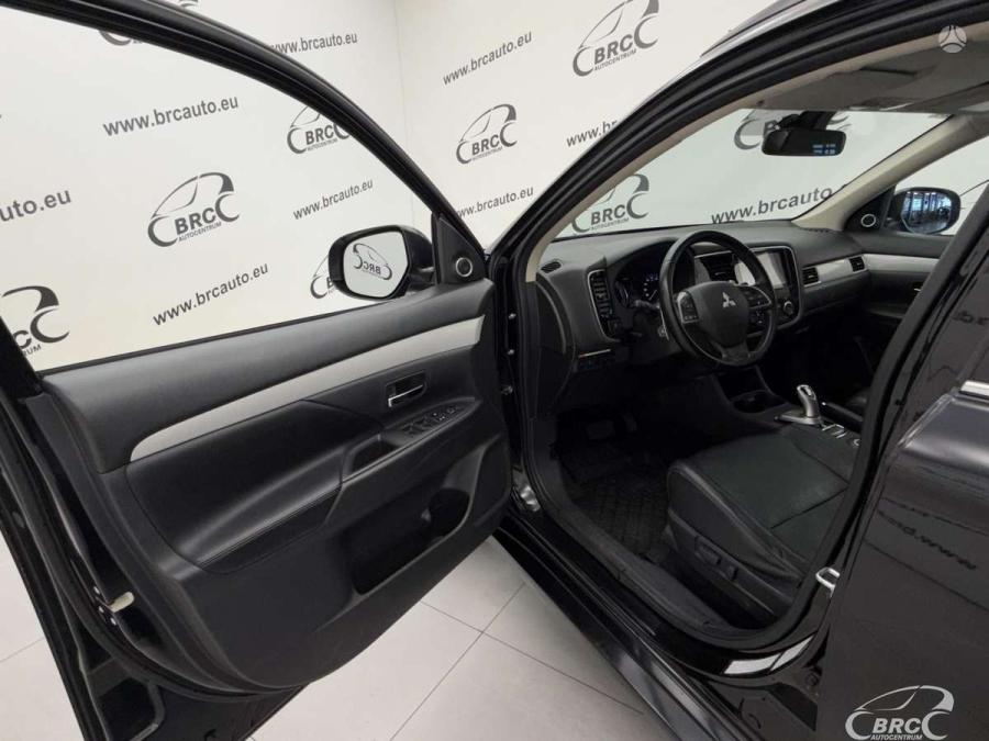Black Mitsubishi Outlander 2014 in Vilnius, with an engine capacity of 2.00 L and mileage of 205 thousand km for 8800 €, photo 20 on AUTOMOTO.COM.LV