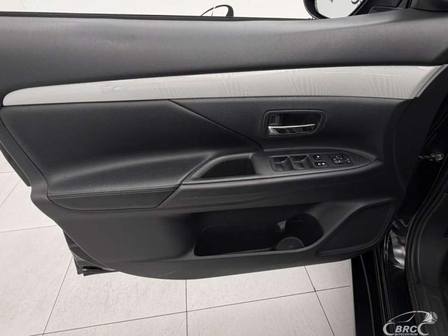 Black Mitsubishi Outlander 2014 in Vilnius, with an engine capacity of 2.00 L and mileage of 205 thousand km for 8800 €, photo 21 on AUTOMOTO.COM.LV