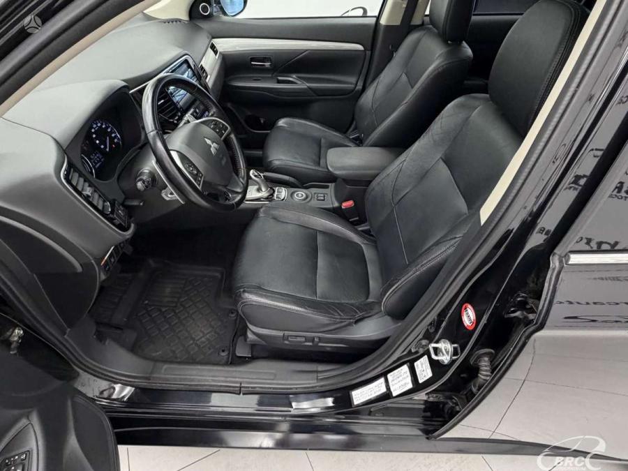 Black Mitsubishi Outlander 2014 in Vilnius, with an engine capacity of 2.00 L and mileage of 205 thousand km for 8800 €, photo 22 on AUTOMOTO.COM.LV