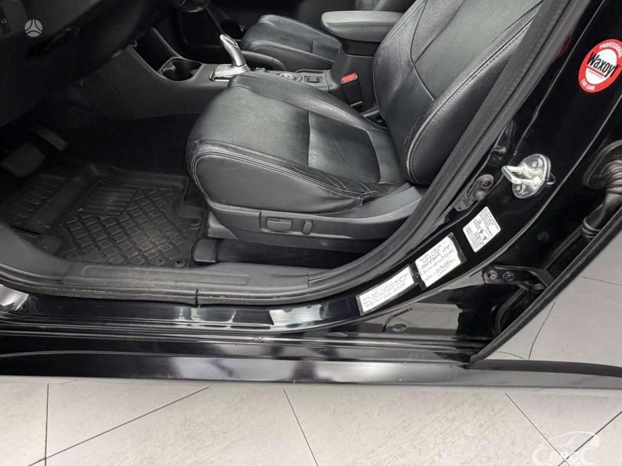 Black Mitsubishi Outlander 2014 in Vilnius, with an engine capacity of 2.00 L and mileage of 205 thousand km for 8800 €, photo 23 on AUTOMOTO.COM.LV