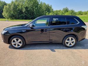 Black Mitsubishi Outlander 2014 in Kaunas, with an engine capacity of 2.00 L and mileage of 312 thousand km for 7450 €, photo 9 on AUTOMOTO.COM.LV