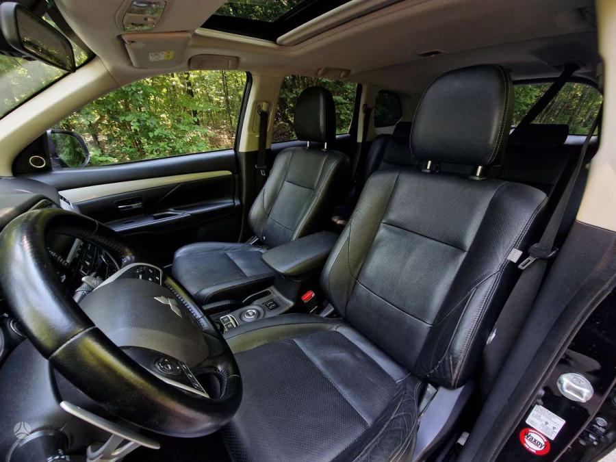 Black Mitsubishi Outlander 2014 in Kaunas, with an engine capacity of 2.00 L and mileage of 312 thousand km for 7450 €, photo 13 on AUTOMOTO.COM.LV