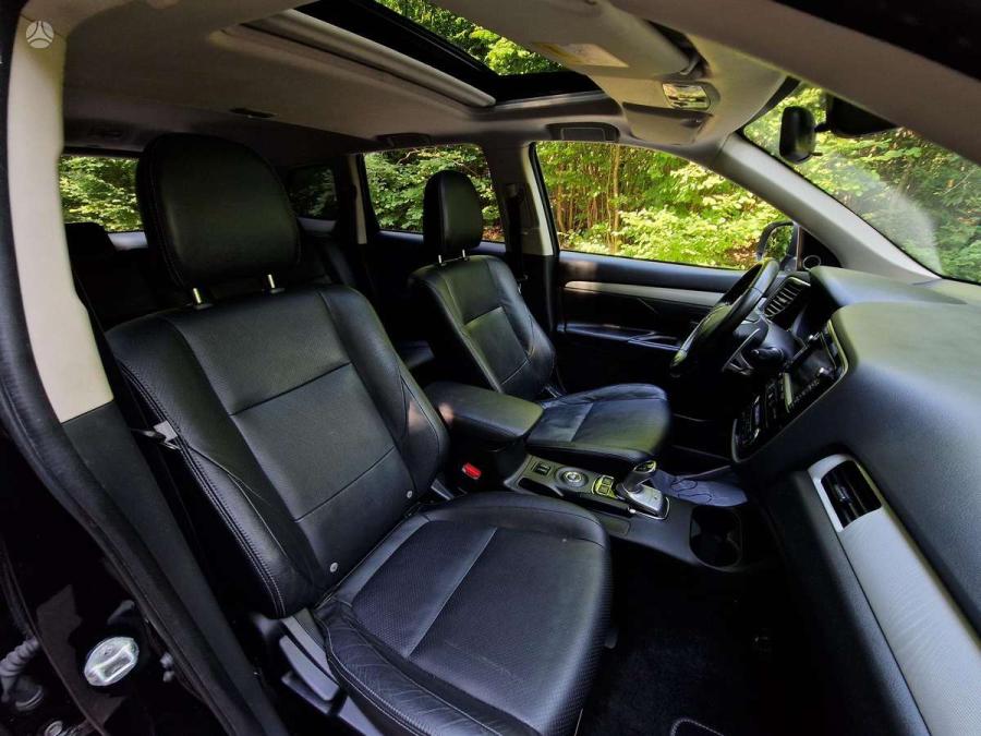 Black Mitsubishi Outlander 2014 in Kaunas, with an engine capacity of 2.00 L and mileage of 312 thousand km for 7450 €, photo 18 on AUTOMOTO.COM.LV