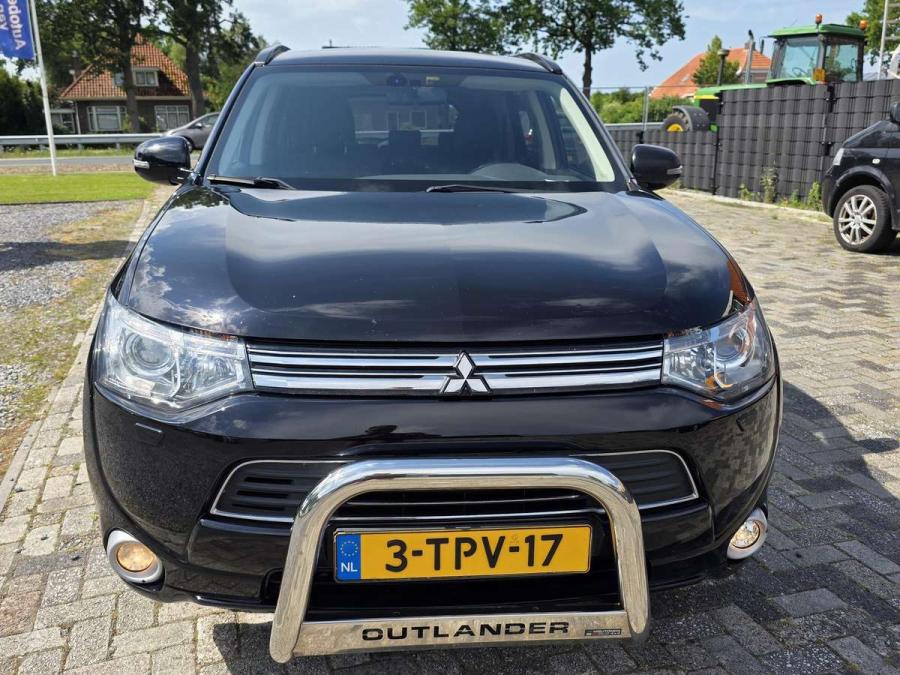 Black Mitsubishi Outlander 2014 in Vilnius, with an engine capacity of 2.00 L and mileage of 210 thousand km for 9500 €, photo 3 on AUTOMOTO.COM.LV