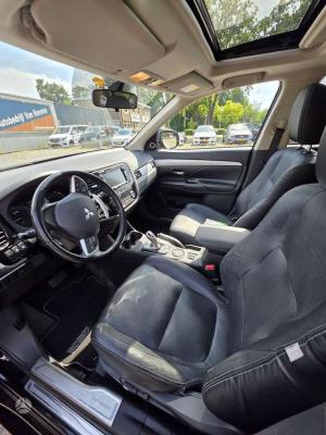 Black Mitsubishi Outlander 2014 in Vilnius, with an engine capacity of 2.00 L and mileage of 210 thousand km for 9500 €, photo 4 on AUTOMOTO.COM.LV