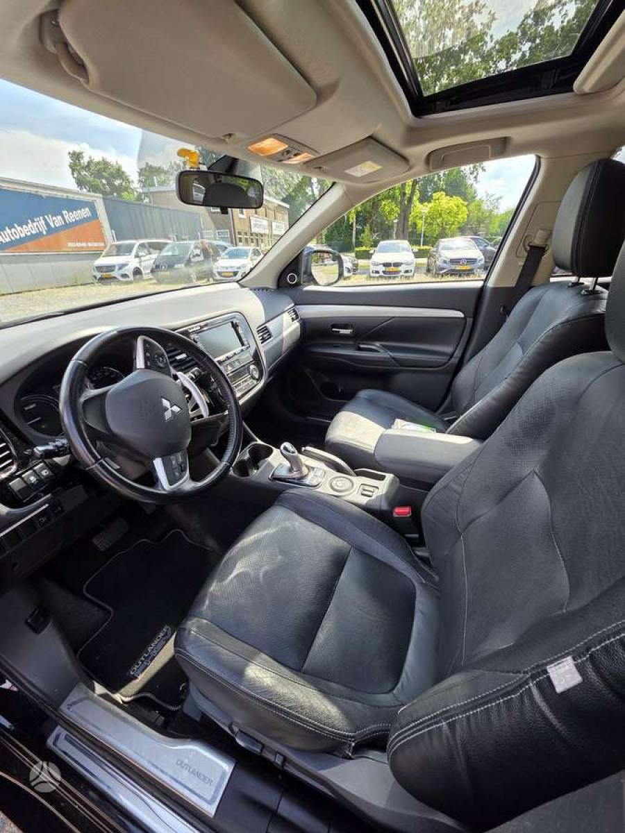 Black Mitsubishi Outlander 2014 in Vilnius, with an engine capacity of 2.00 L and mileage of 210 thousand km for 9500 €, photo 4 on AUTOMOTO.COM.LV