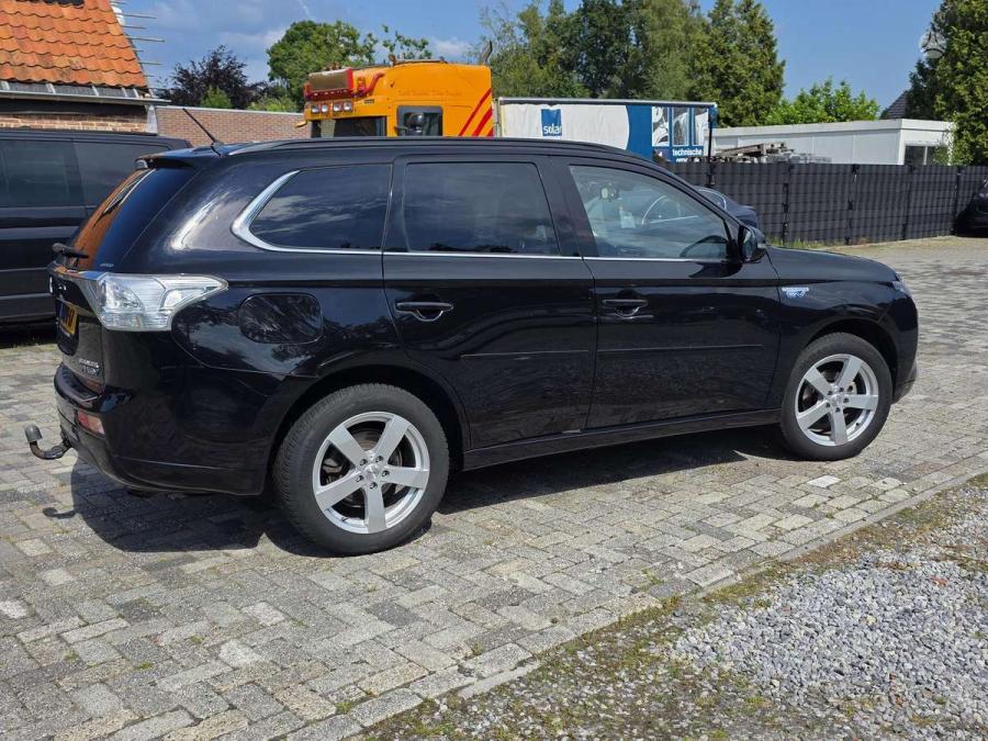 Black Mitsubishi Outlander 2014 in Vilnius, with an engine capacity of 2.00 L and mileage of 210 thousand km for 9500 €, photo 5 on AUTOMOTO.COM.LV