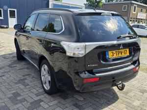 Black Mitsubishi Outlander 2014 in Vilnius, with an engine capacity of 2.00 L and mileage of 210 thousand km for 9500 €, photo 6 on AUTOMOTO.COM.LV