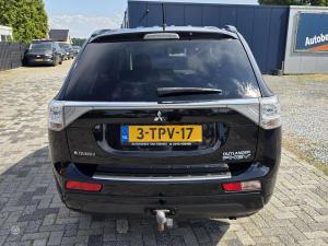 Black Mitsubishi Outlander 2014 in Vilnius, with an engine capacity of 2.00 L and mileage of 210 thousand km for 9500 €, photo 7 on AUTOMOTO.COM.LV