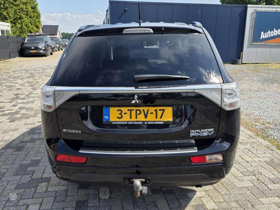 Black Mitsubishi Outlander 2014 in Vilnius, with an engine capacity of 2.00 L and mileage of 210 thousand km for 9500 €, photo 7 on AUTOMOTO.COM.LV