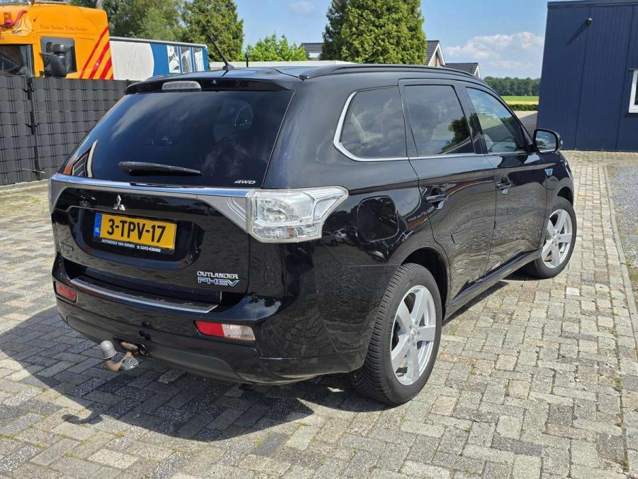 Black Mitsubishi Outlander 2014 in Vilnius, with an engine capacity of 2.00 L and mileage of 210 thousand km for 9500 €, photo 8 on AUTOMOTO.COM.LV
